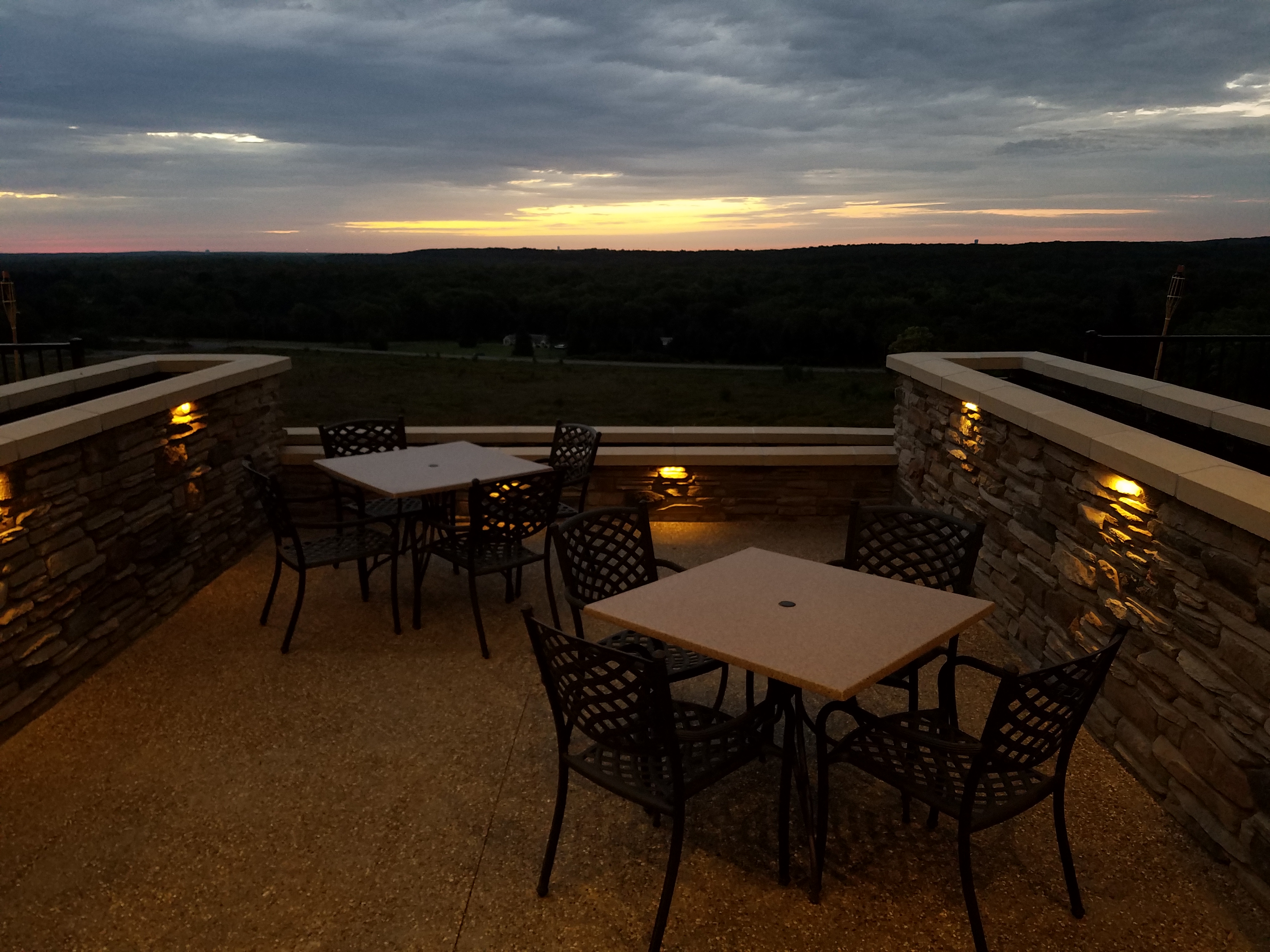 patio-exterior-shot - Gull Lake View